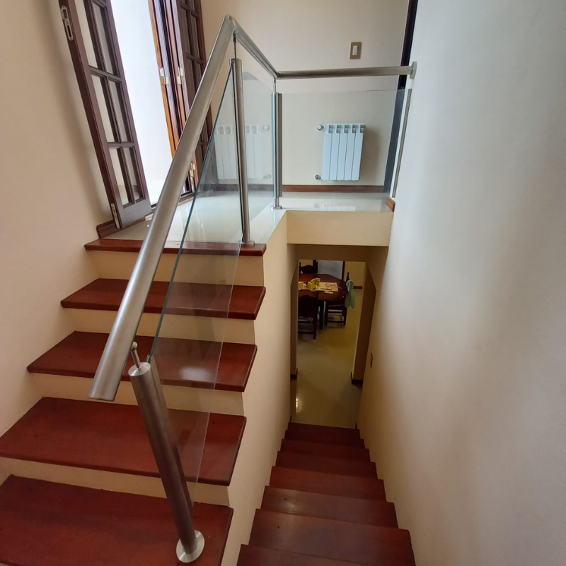 Baranda de Vidrio con Parante de Acero Inoxidable Redondo - CristalFusion